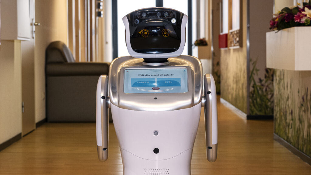 Hij komt écht: de zorgrobot - MAX Meldpunt