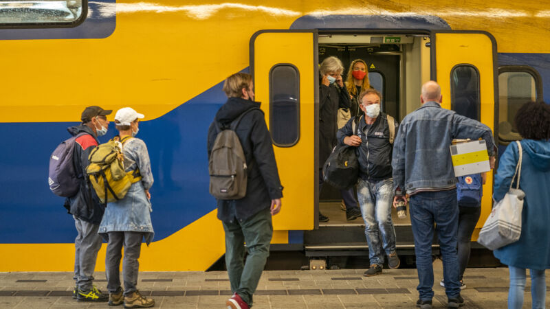 Samenreiskorting van de NS is weer geldig, dit zijn de regels - MAX ...