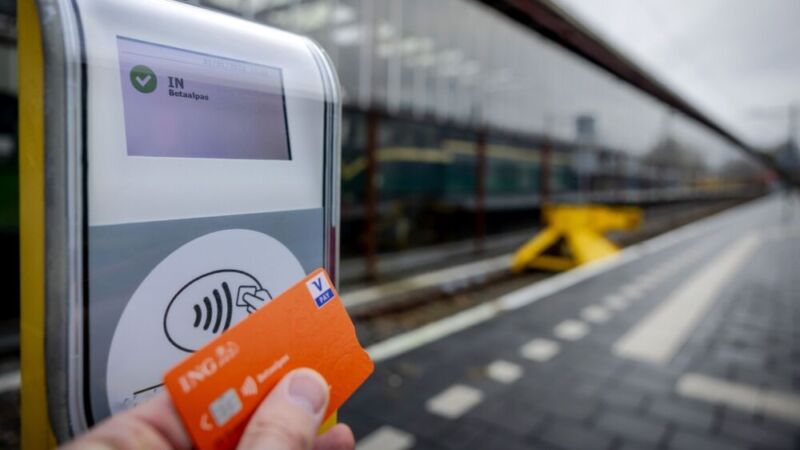 Reizen met pinpas kan zorgen voor dubbele reiskosten - MAX Meldpunt