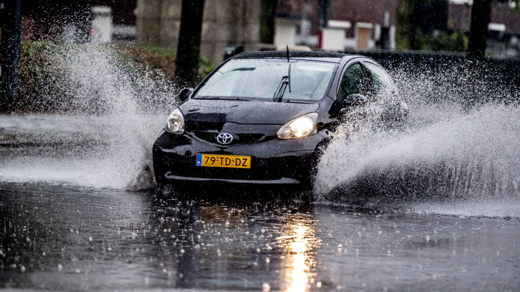 Autorijden bij zware regen en diepe plassen: wel en niet doen - MAX ...