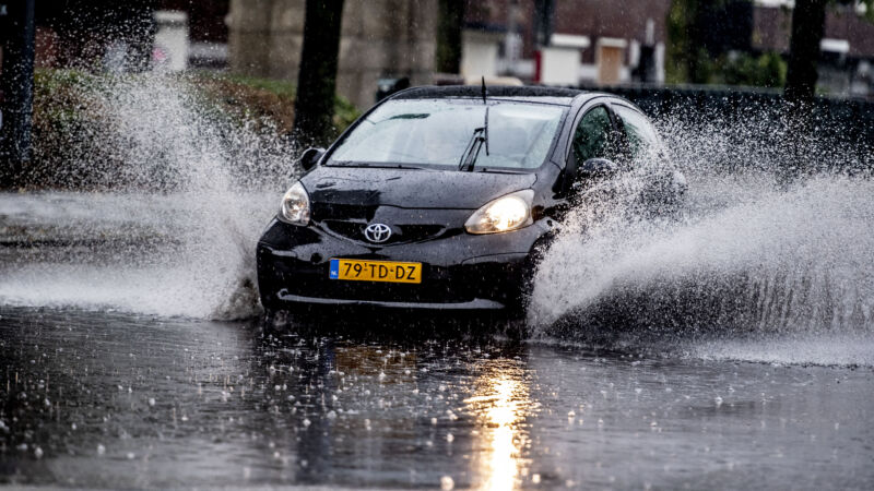 Autorijden bij zware regen en diepe plassen: wel en niet doen - MAX ...