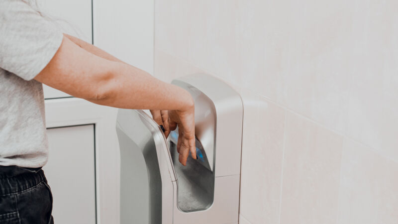 Wat is hygiënischer, de handdroger of papieren doekjes? - MAX Meldpunt