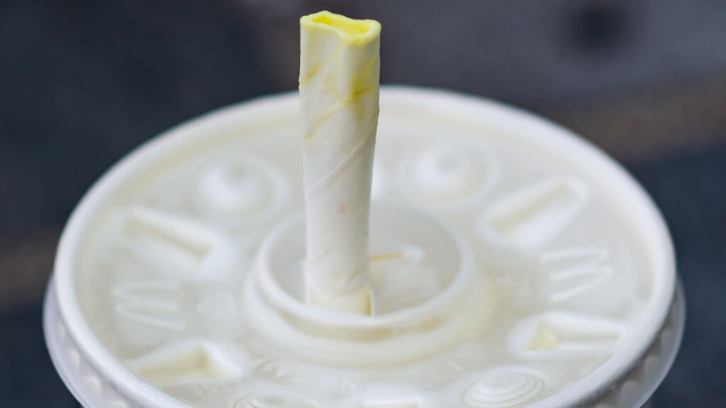 Sompig kartonnen rietje drinkt niet lekker: Dit zijn de alternatieven ...