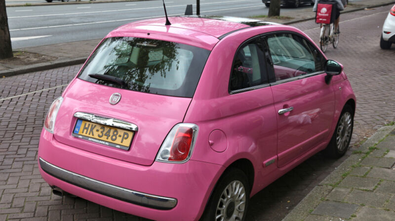 Roze auto's het vaakst betrokken bij ongeluk - MAX Meldpunt